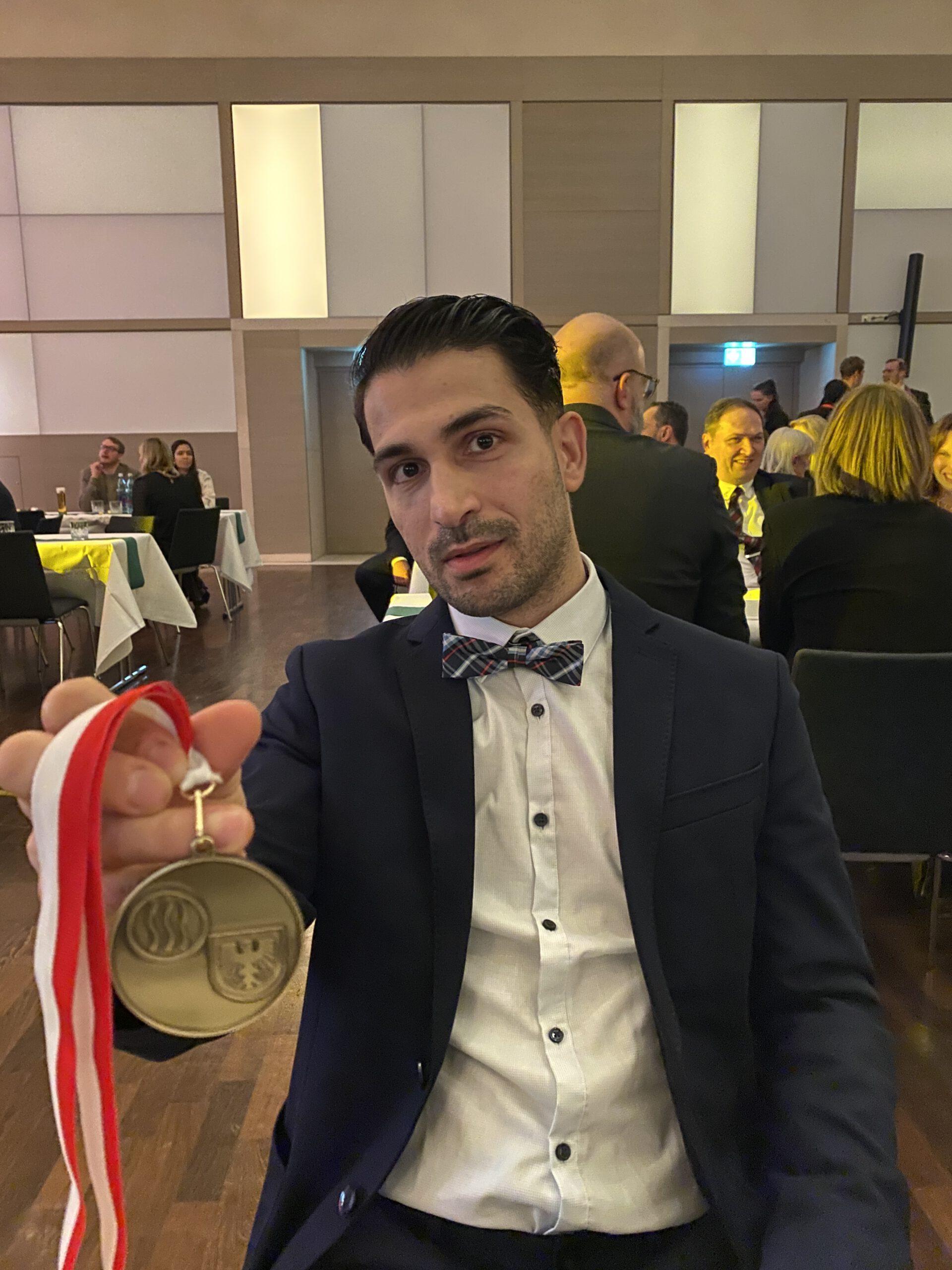 Ein außergewöhnlicher Champion: Pourya schreibt Sportgeschichte